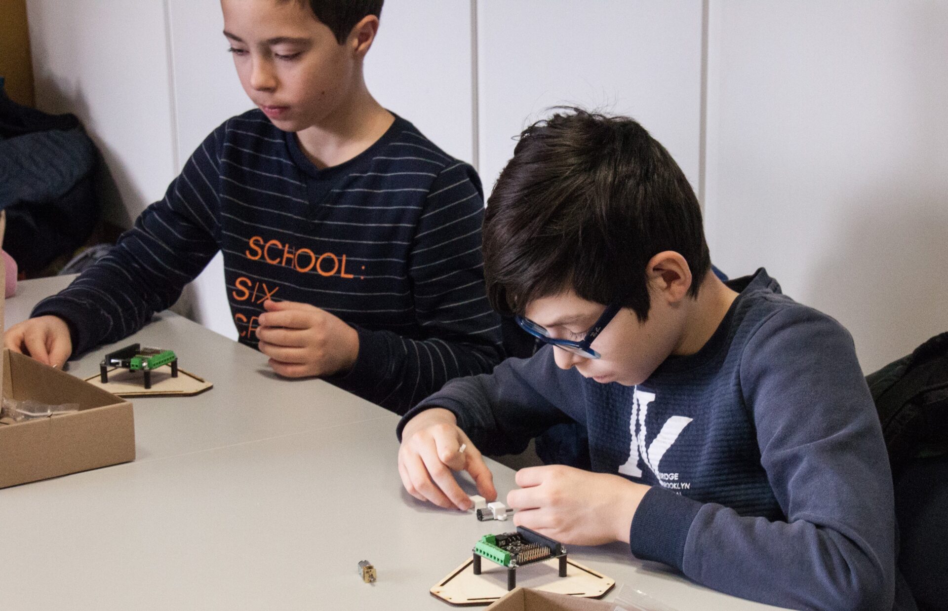 A Robotics Kit (and Lessons) for Your STEM Program - Class Tech Tips